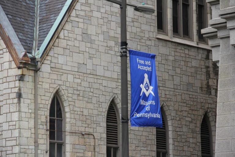 Masonic Signs And Grips - Esoteric Masons